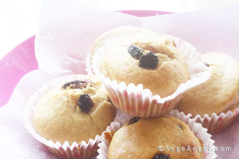 Vegan Recipe: Eggless Almond and Raisin Mini Cakes | Vege Angel